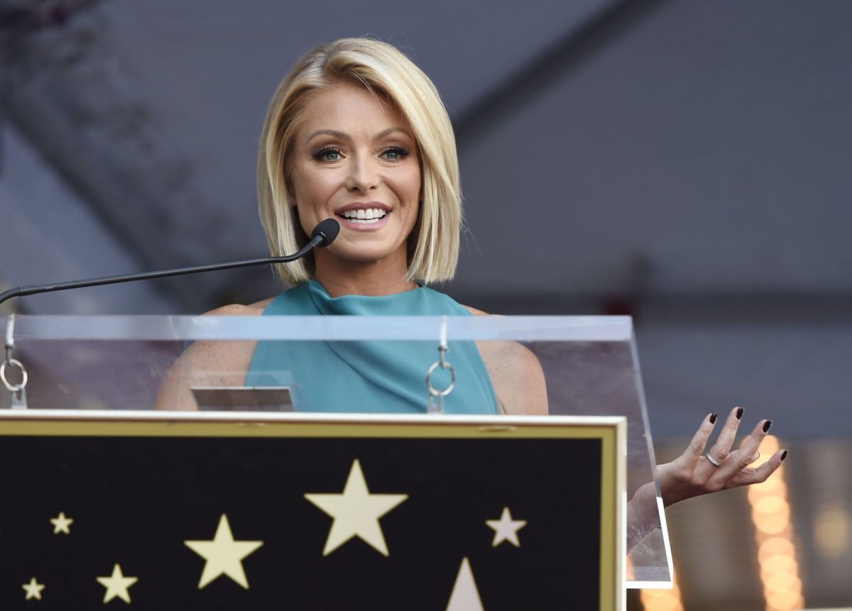 Kelly Ripa not saying who she’d like as new ‘Live!’ co-host - Observer ...